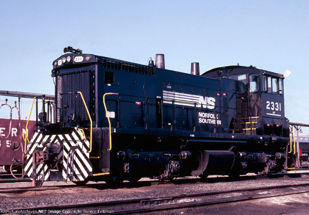 Norfolk Southern SW1500 #2331, flying white "extra" flags,